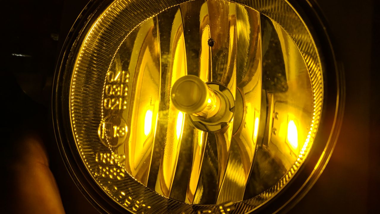 【カスタムパーツご紹介】IPF LEDデュアルカラーフォグランプバルブ｜ハイエース専門店の車中泊・アウトドアビークル｜flexdream blog