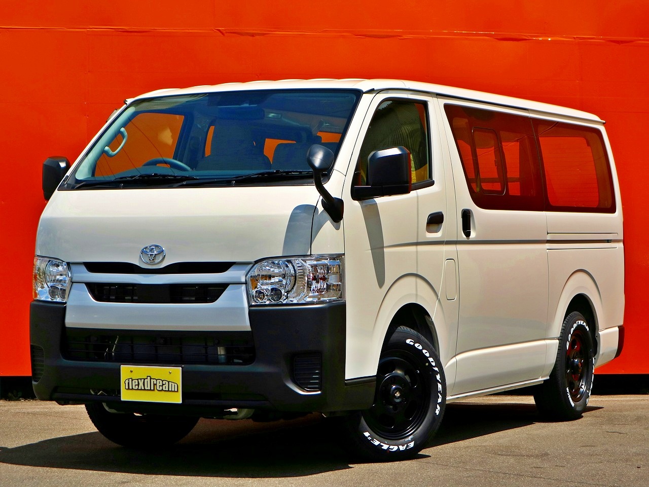 お洒落なファブリック生地のREVOシート搭載！ | 新車ハイエースバン DX TRH200V シートアレンジ｜ハイエース好きなんだもん ...