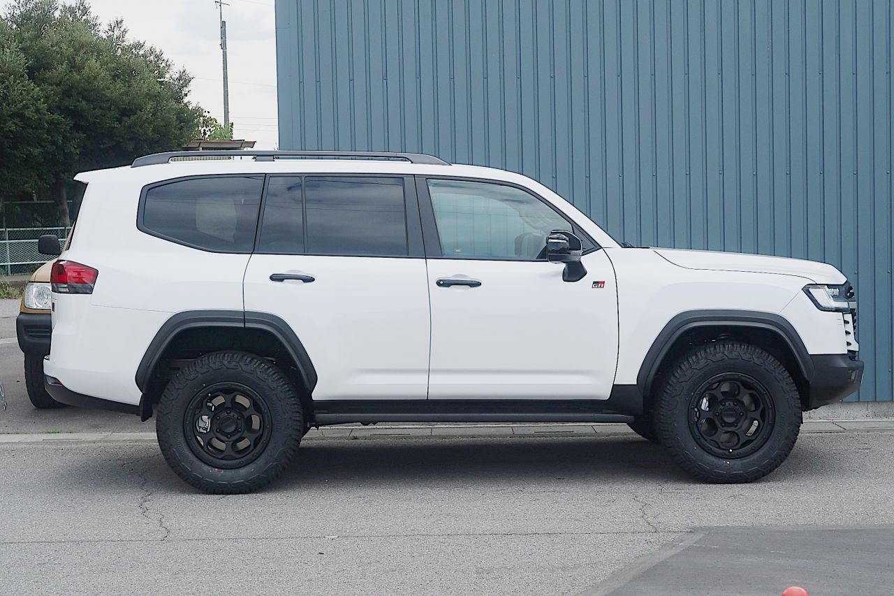 ランクル300 GR SPORTSカスタム紹介 ｜LINE-X 自動車部門 公式ブログ｜flexdream blog